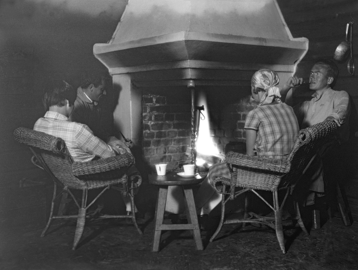 Antakelig Frank og Dordi foran peisen sammen med Gunvor og Bernt Jebsen ...