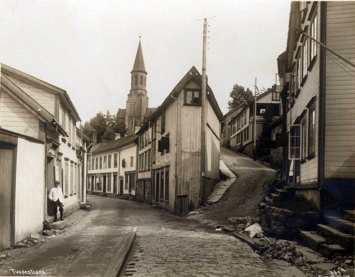 Gateparti med Tvedestrand kirke i bakgrunnen, Tvedestrand, Aust-Agder ...