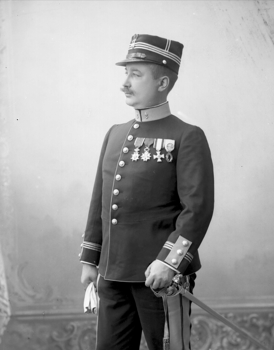 Portrett, Thomas Thomassen Heftye i uniform som kaptein i ...