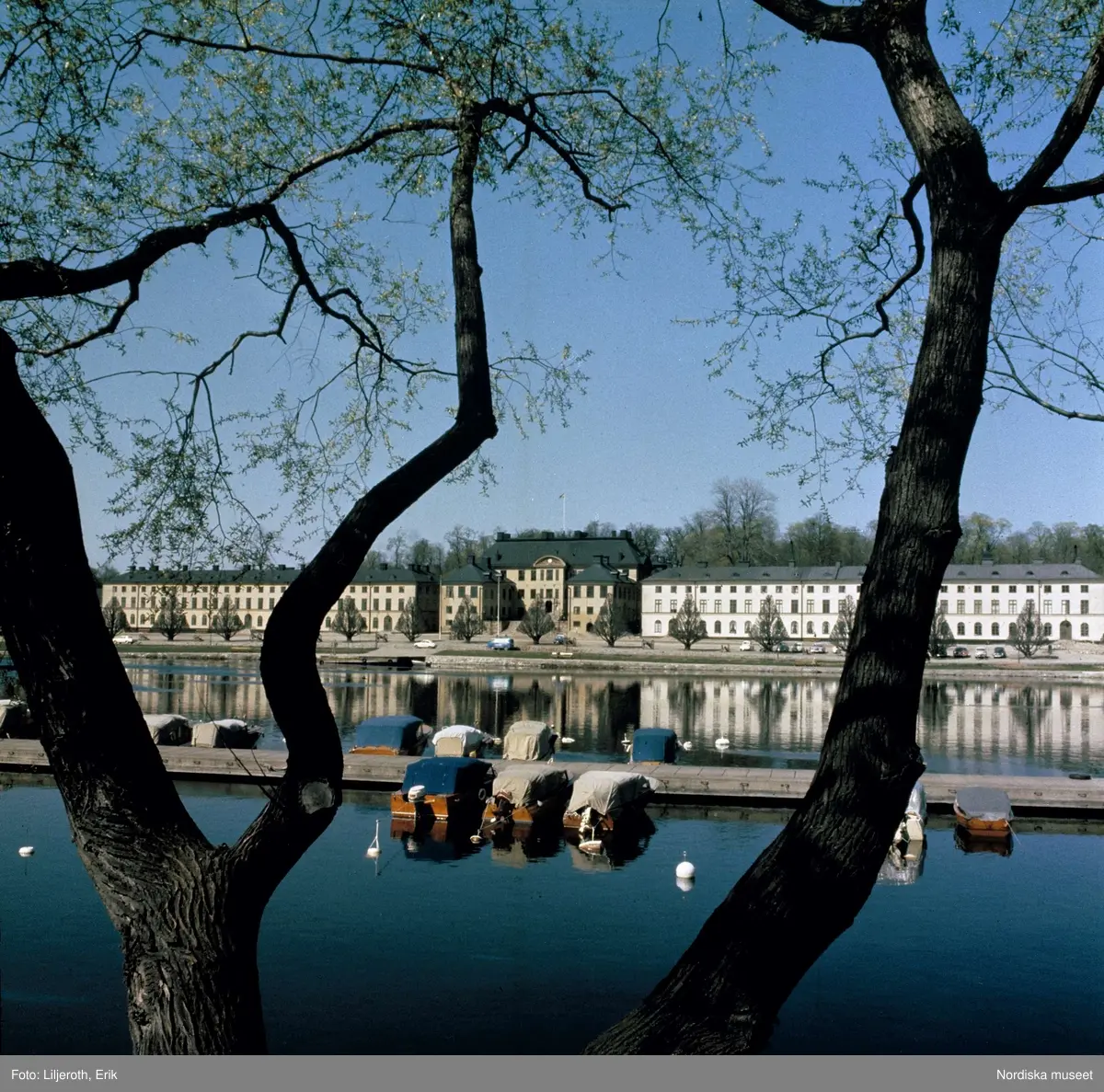 Karlbergs slott sett från andra sidan kanalen, Stockholm. - Nordiska ...