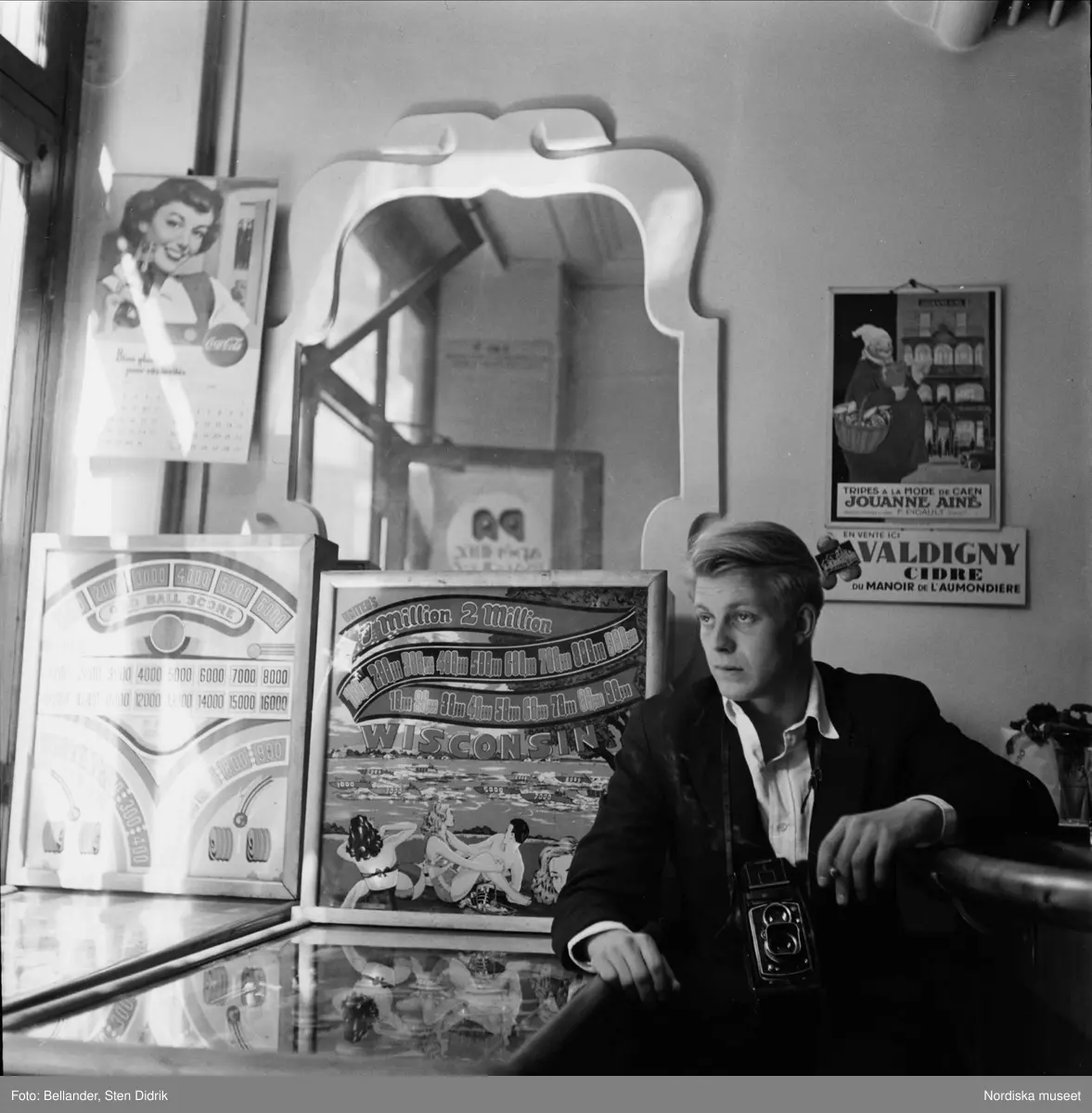 Fotografen Tore Johnson på en bar i Paris med kamera runt halsen och en ...