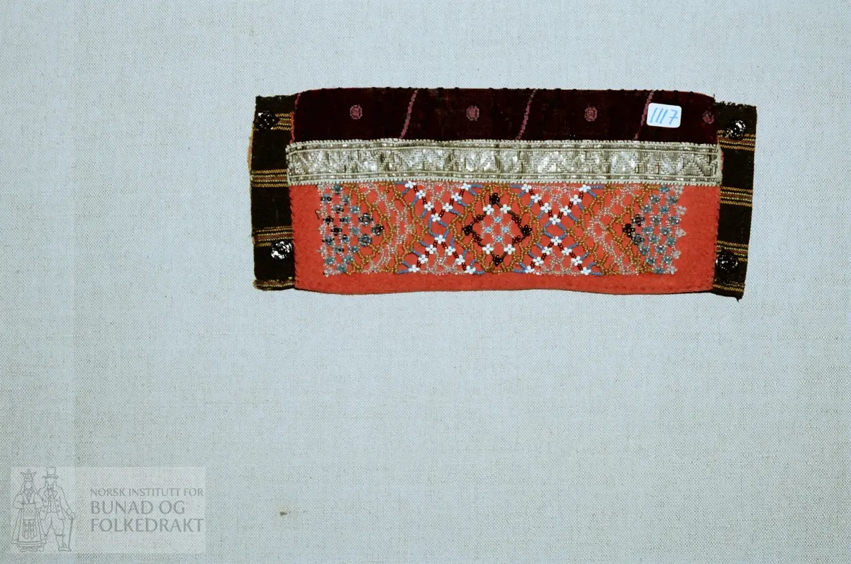 Bringeduk - Norsk institutt for bunad og folkedrakt / DigitaltMuseum