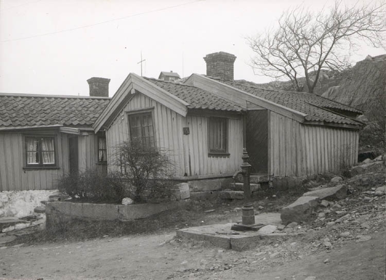 Noterat på kortet: "Lysekil. Gamla stugor." "Foto (D62) Dan Samuelson ...