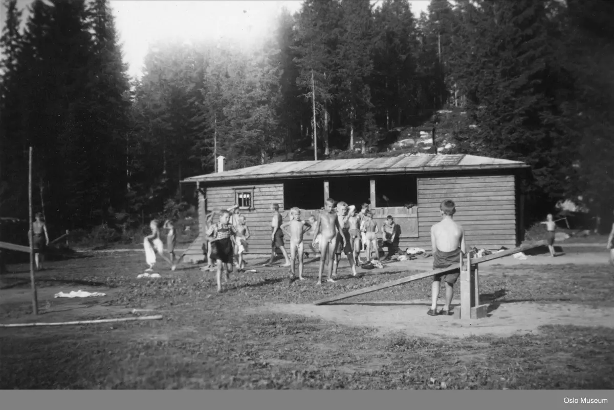 Oslo kommunes feriekoloni, Vestvoll, gutter, dusj - Oslo Museum ...
