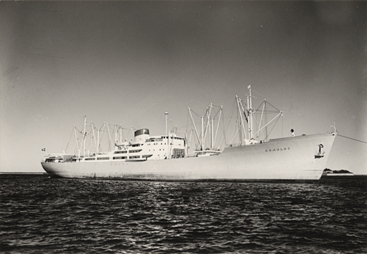 Foto i svartvitt visande lastmotorfartyget "CUMULUS" i Köpenhamn under ...