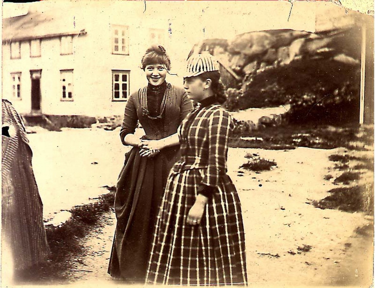 1888 Svolvær. Maren Andrea Berg, seinere Frederiksen ( uten hatt ) og ...