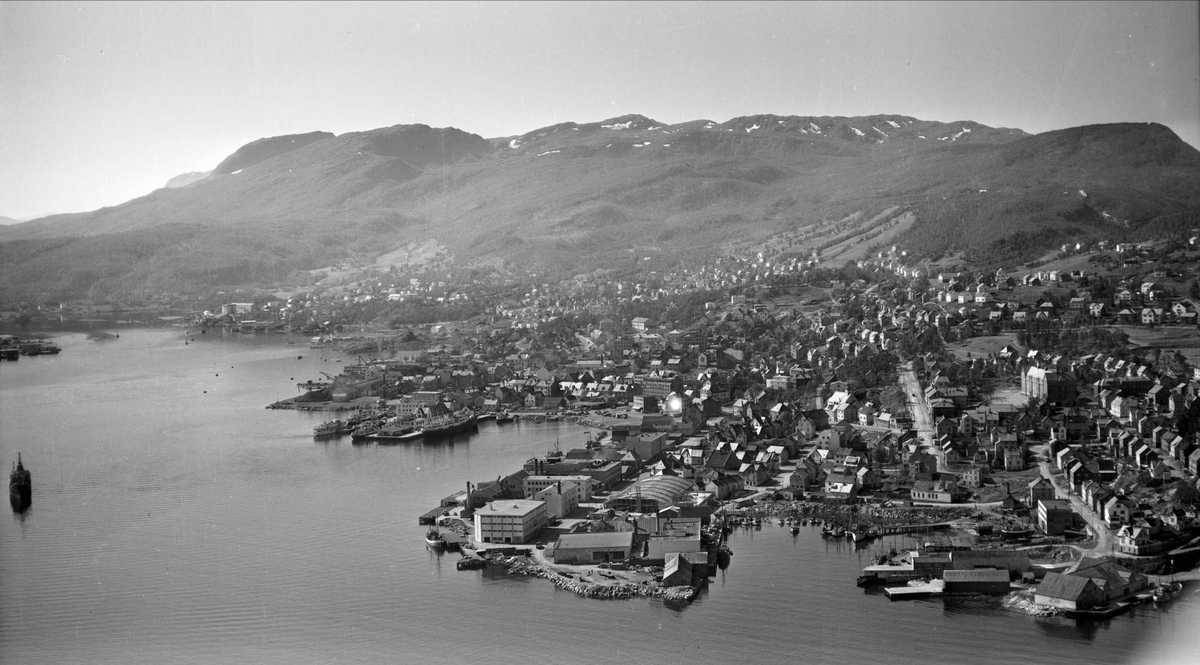 Flyfoto av Harstad sentrum fra sjøsiden, med Hamneset i forgrunnen ...