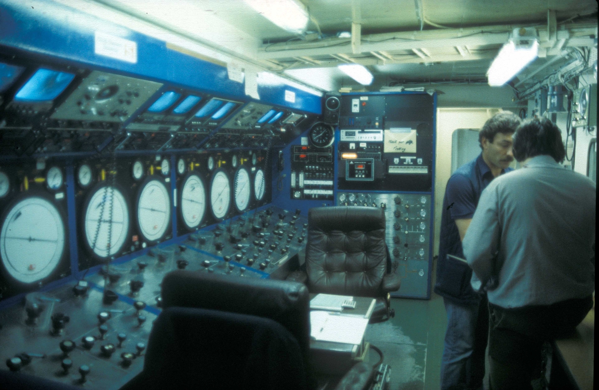 Kontrollrommet for kamrene På "Seaway Condor" ca. 1985. Andy Morgan med ...