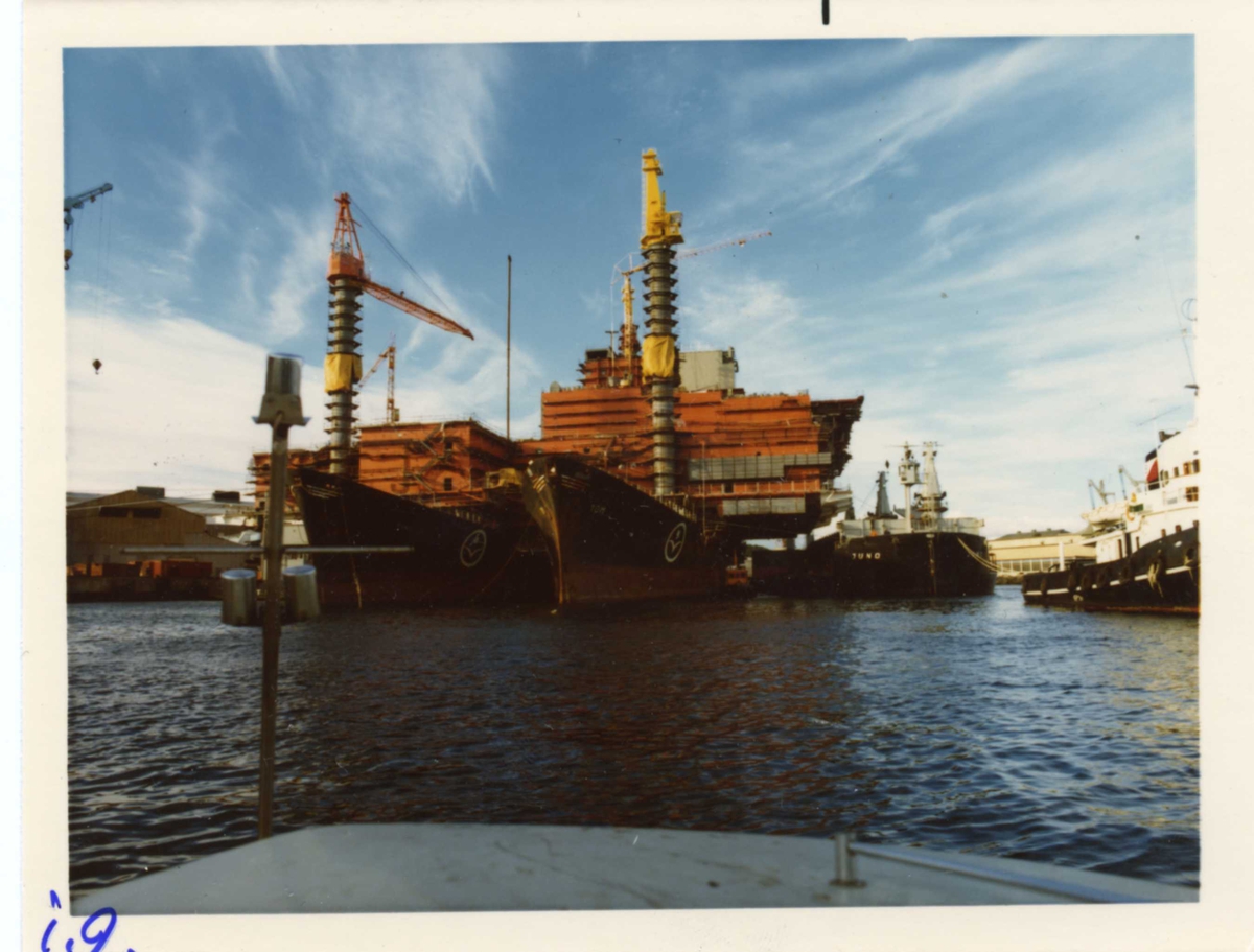 Statfjord_A. plattformdekket til Statfjord A slepes ved Stord Verft ...