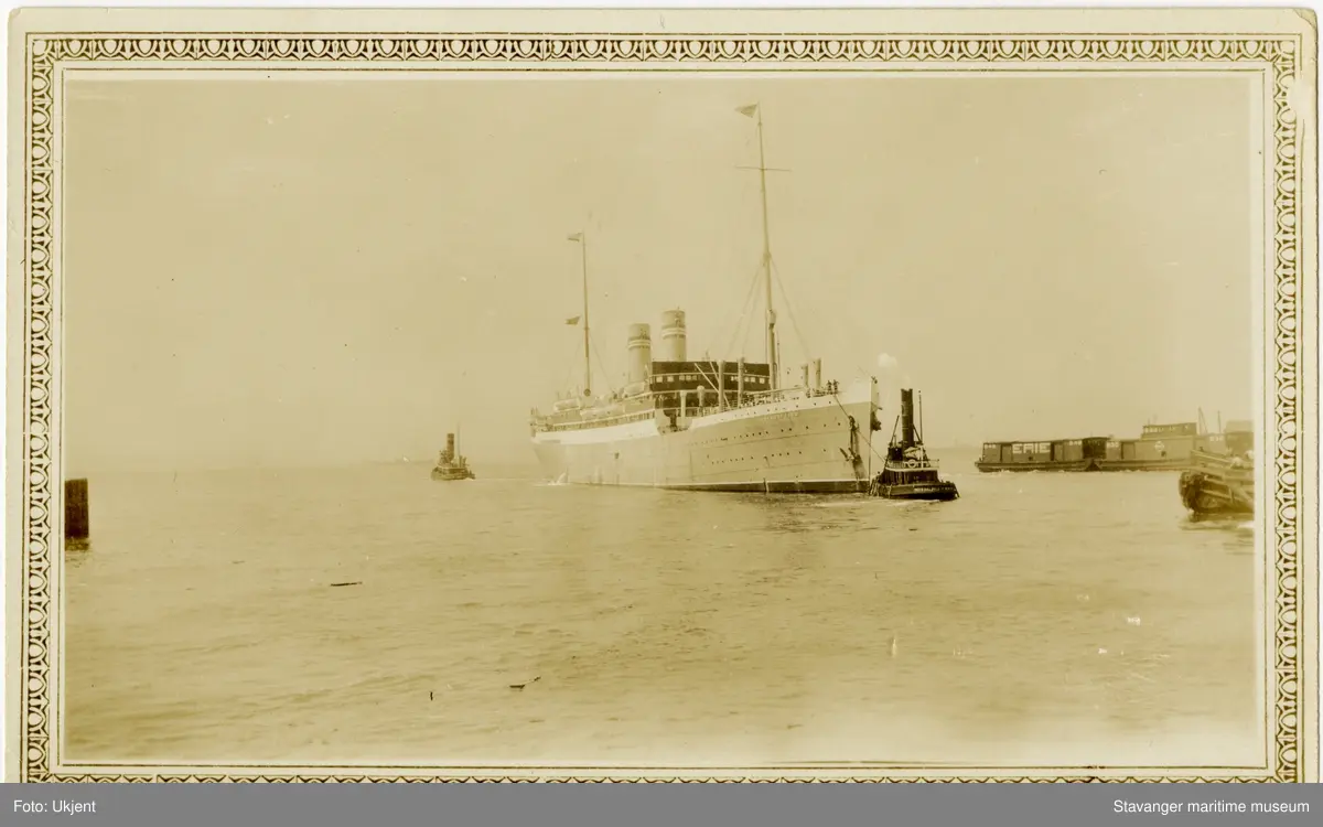SS "Stavangerfjord", New York with tugs pulling into Brooklyn Pier in ...