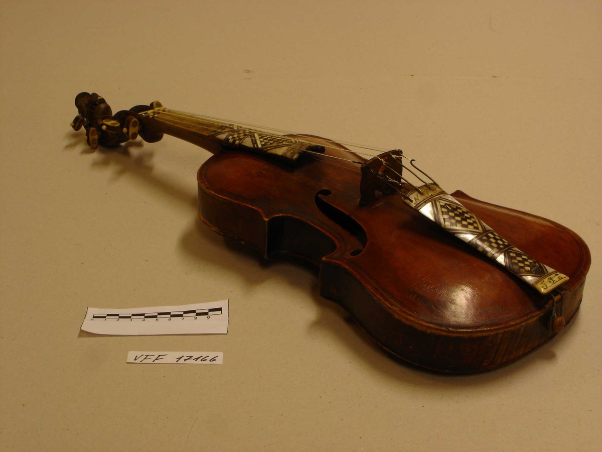 Hardingfele - Valdres Folkemuseum / DigitaltMuseum