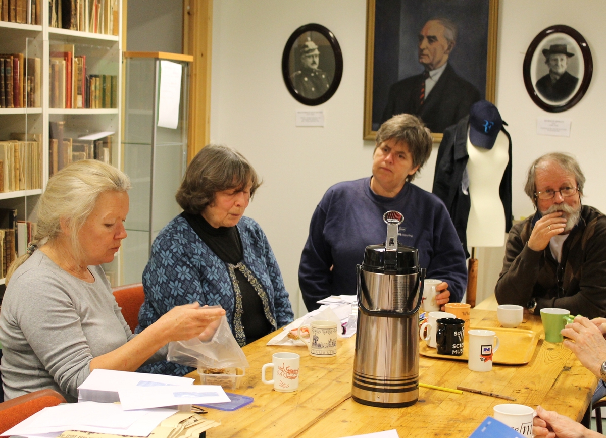 Berg-Kragerø Museums venner tar en pause i arbeidet. Gunnar Jarandsen ...