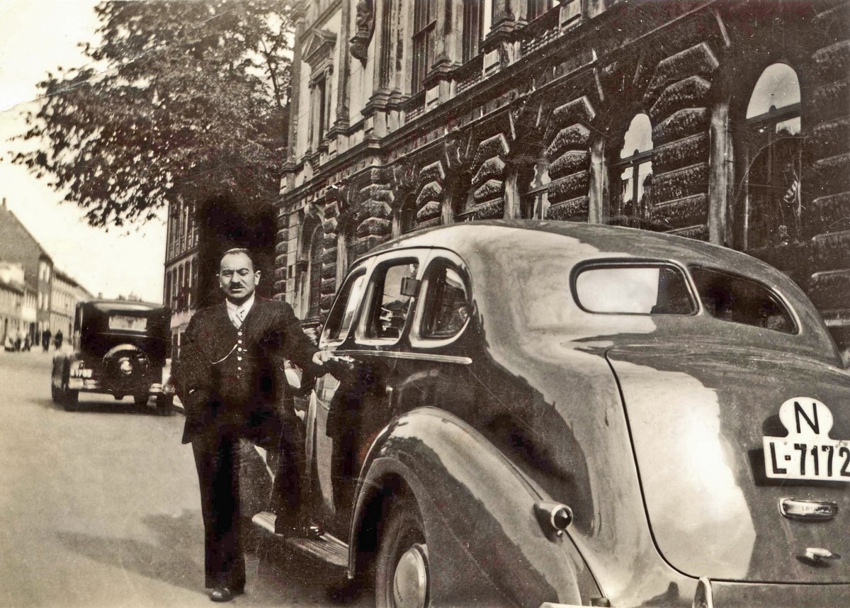 Moritz Rabinowitz foran bil - Haugalandmuseet / DigitaltMuseum