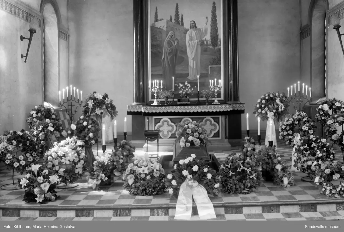 Begravningsförrättningar i gravkapellet. Bild 1-2 är oidentifierade ...