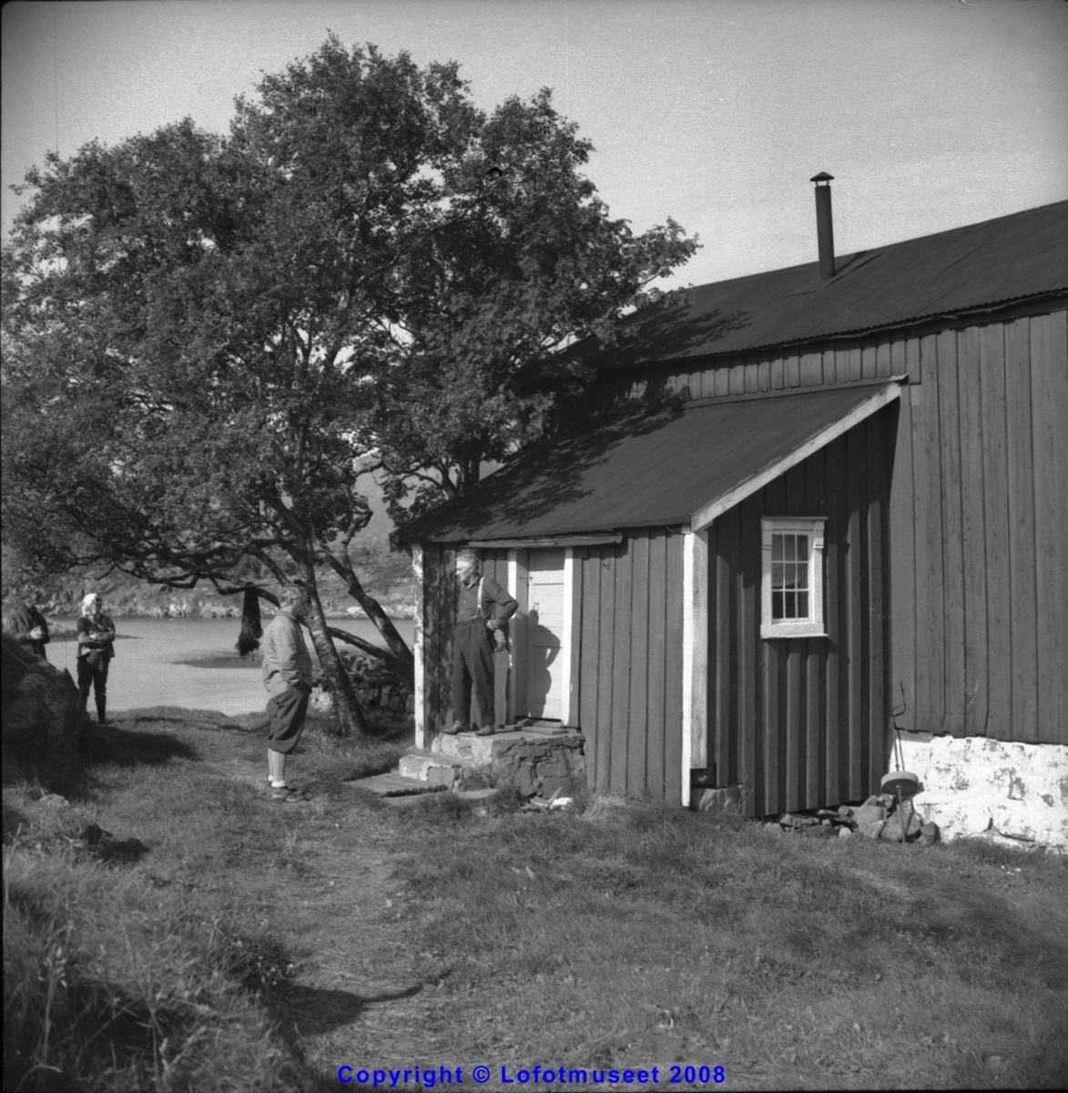 Fra en båtutflykt til Oddvær, Og gårdstunet Hans Gabrielsen kalt ...