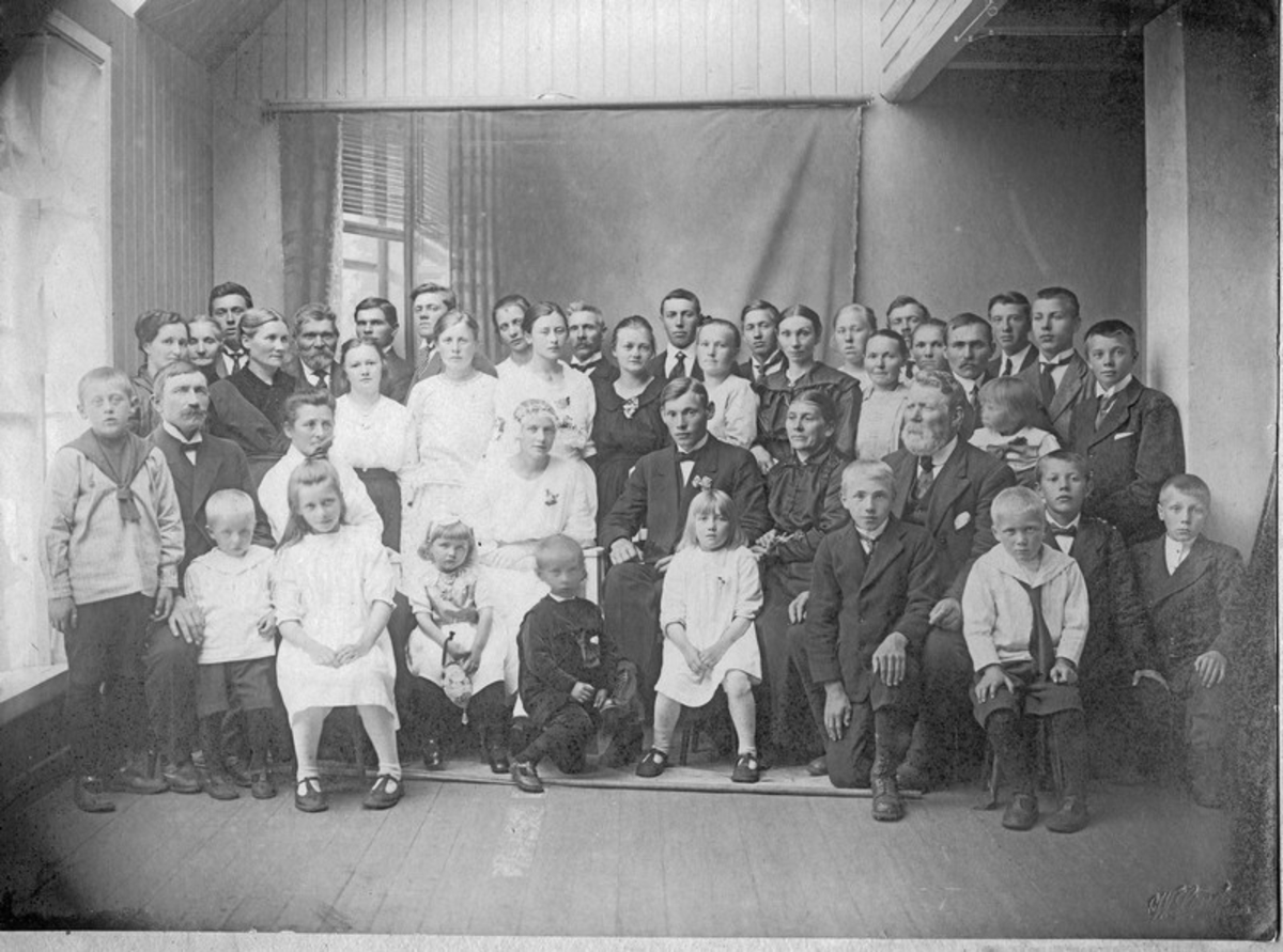 Bryllupet til Jens Albert Johansen og Erna Pauline Glad, Blokken ...