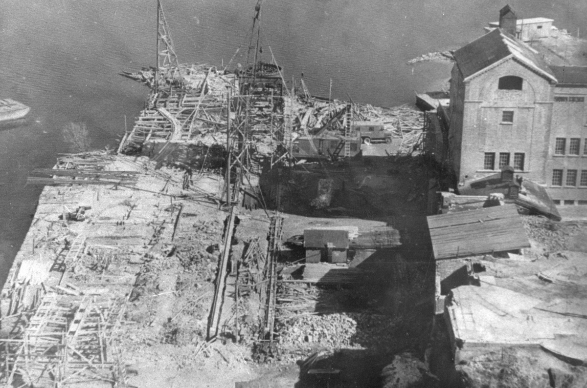 Oversiktsbildet av dokka fra krana på Tangen Verft. ca.1960-70 ...