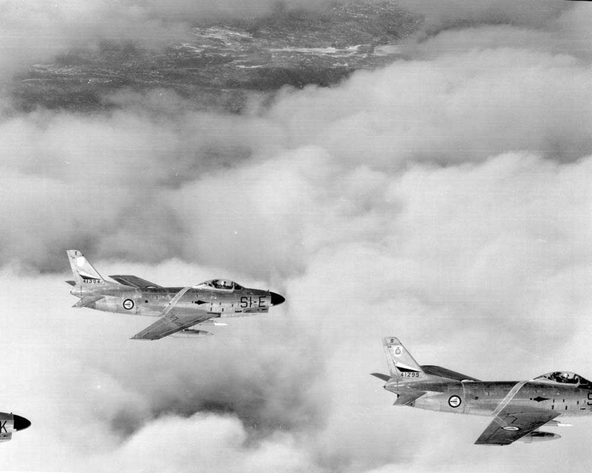 3 F-86-K Sabre i luften et sted i Norge. De tilhørte 339 skvadron ...
