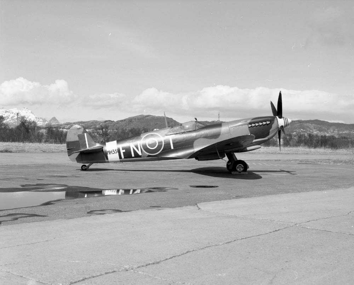 Norsk fly av typen Spitfire ved 331 skvadron, Bodø flystasjon. - Norsk ...