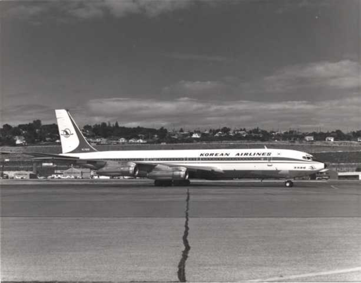 Ett fly på bakken. Boeing 707-3B5C. HL7406. - Norsk Luftfartsmuseum ...