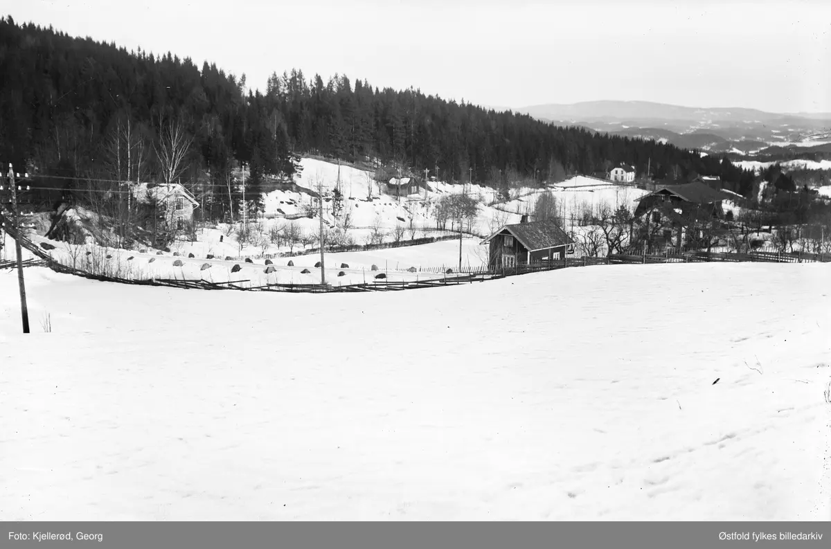 Grend i Hvalstad, Asker, Akershus. Kirkeveien sett nordøstover fra ...