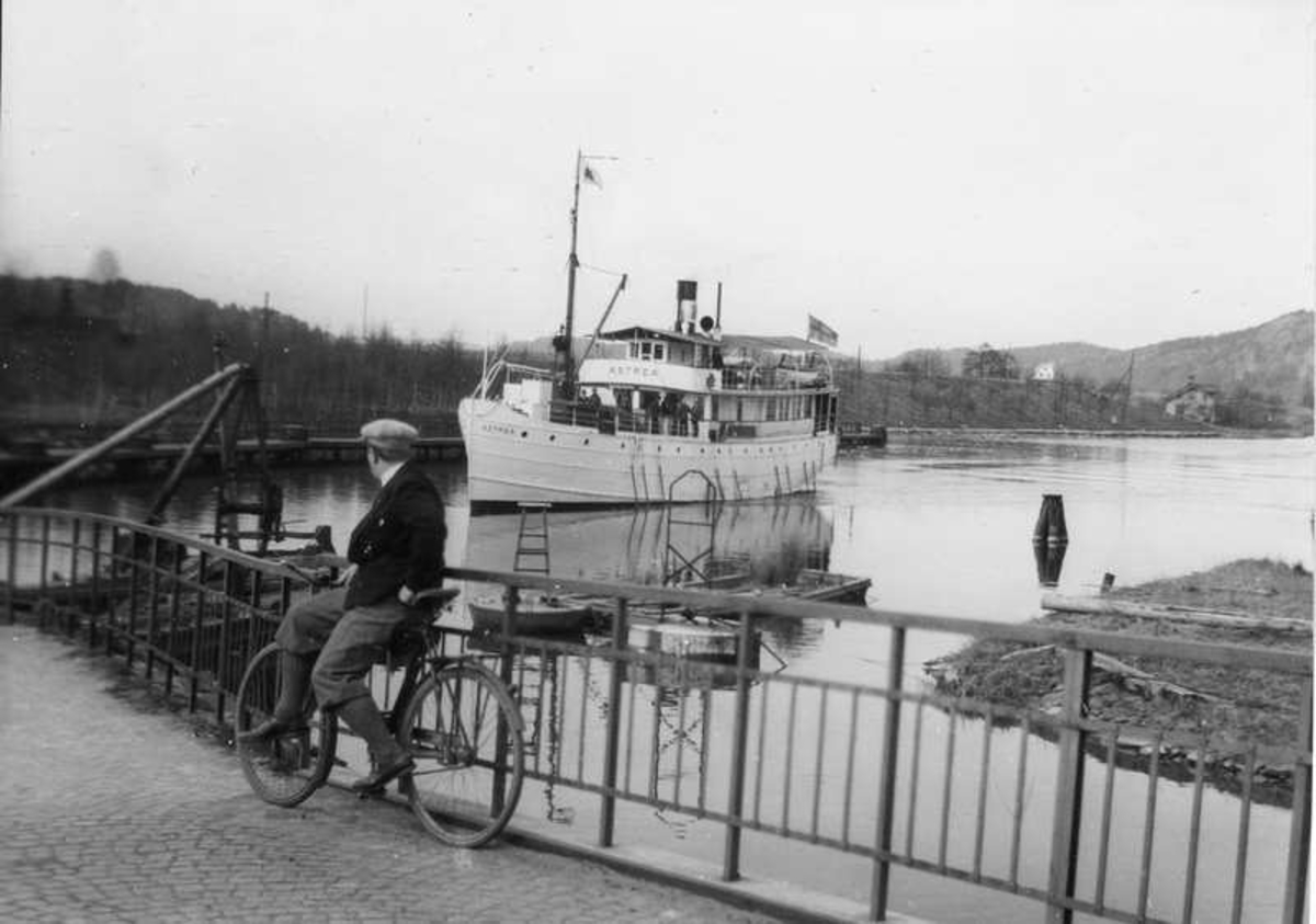 Lilla Edet 1931. Kanalångaren skall just löpa in i slussen ...