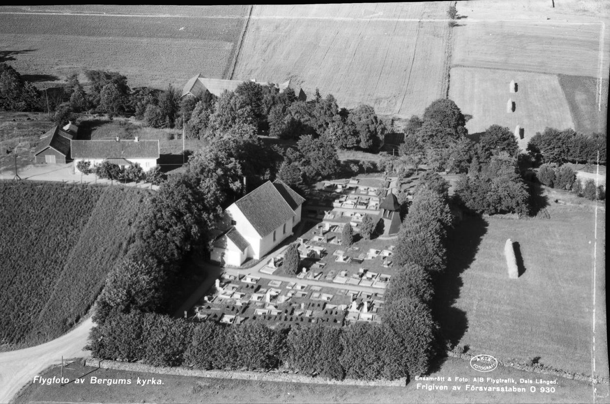 "Flygfoto av Bergum Kyrka" - Vänersborgs museum / DigitaltMuseum