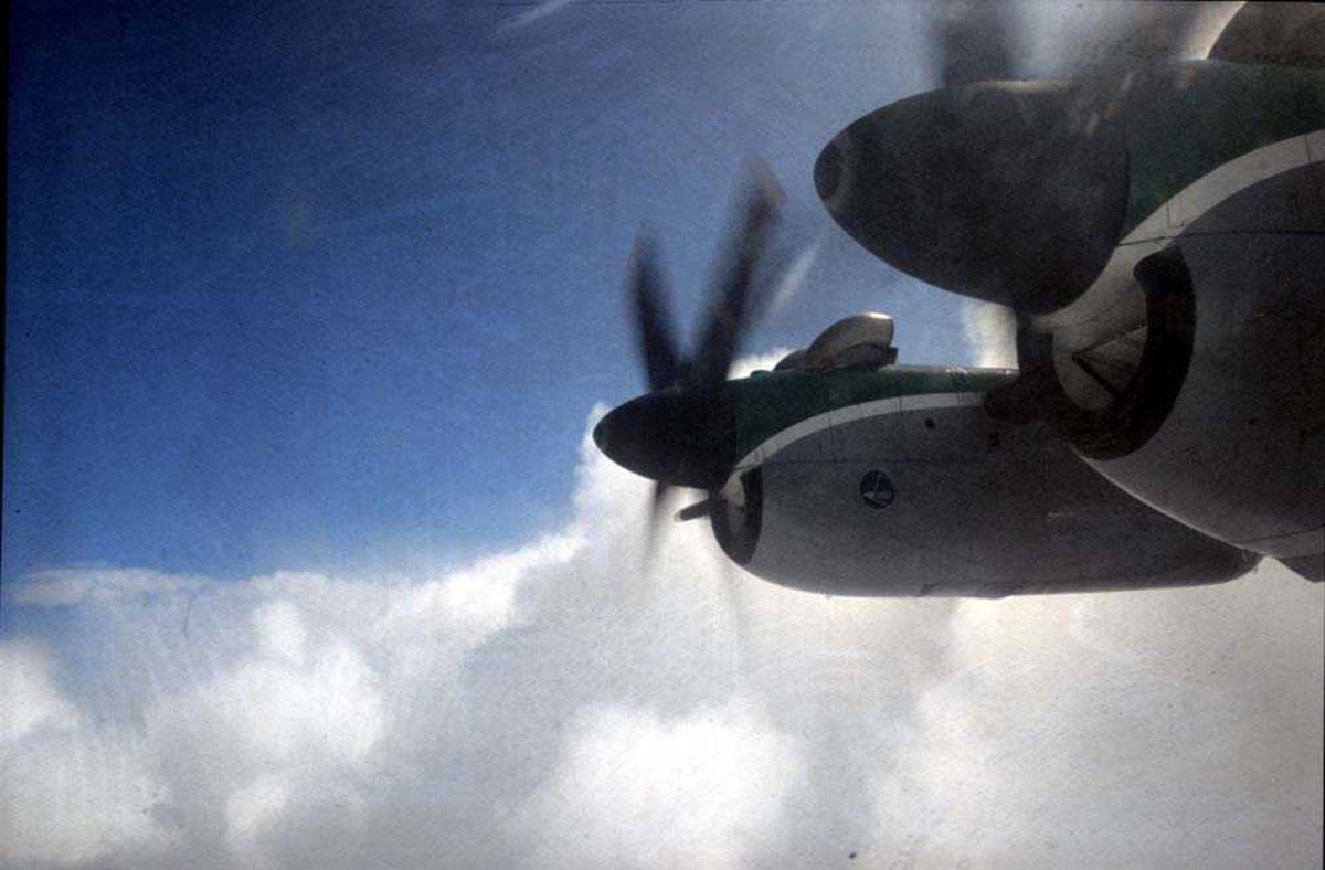 Luftfoto. Ett fly, De Havilland Canada DHC-7-102 Dash7 fra Widerøe ...