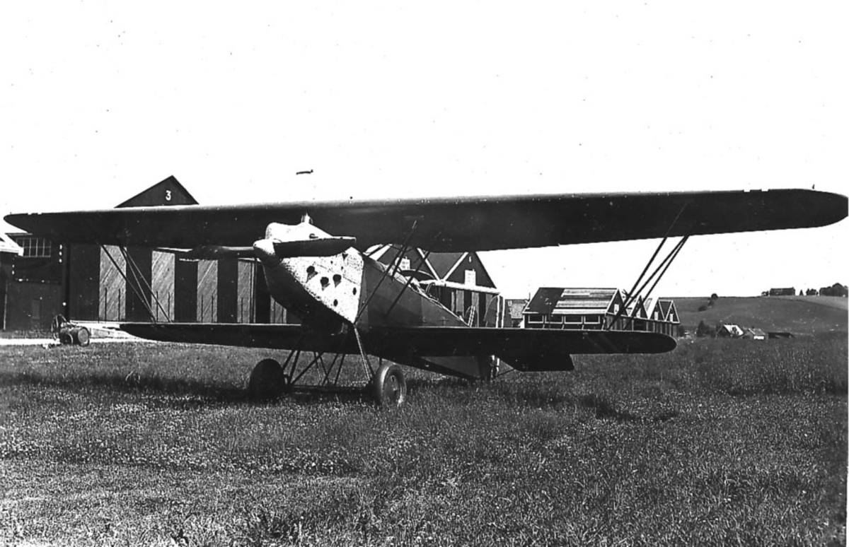 Kjeller lufthavn, en Fokker CVE nr 339 på bakken bygninger i bakgrunnen ...