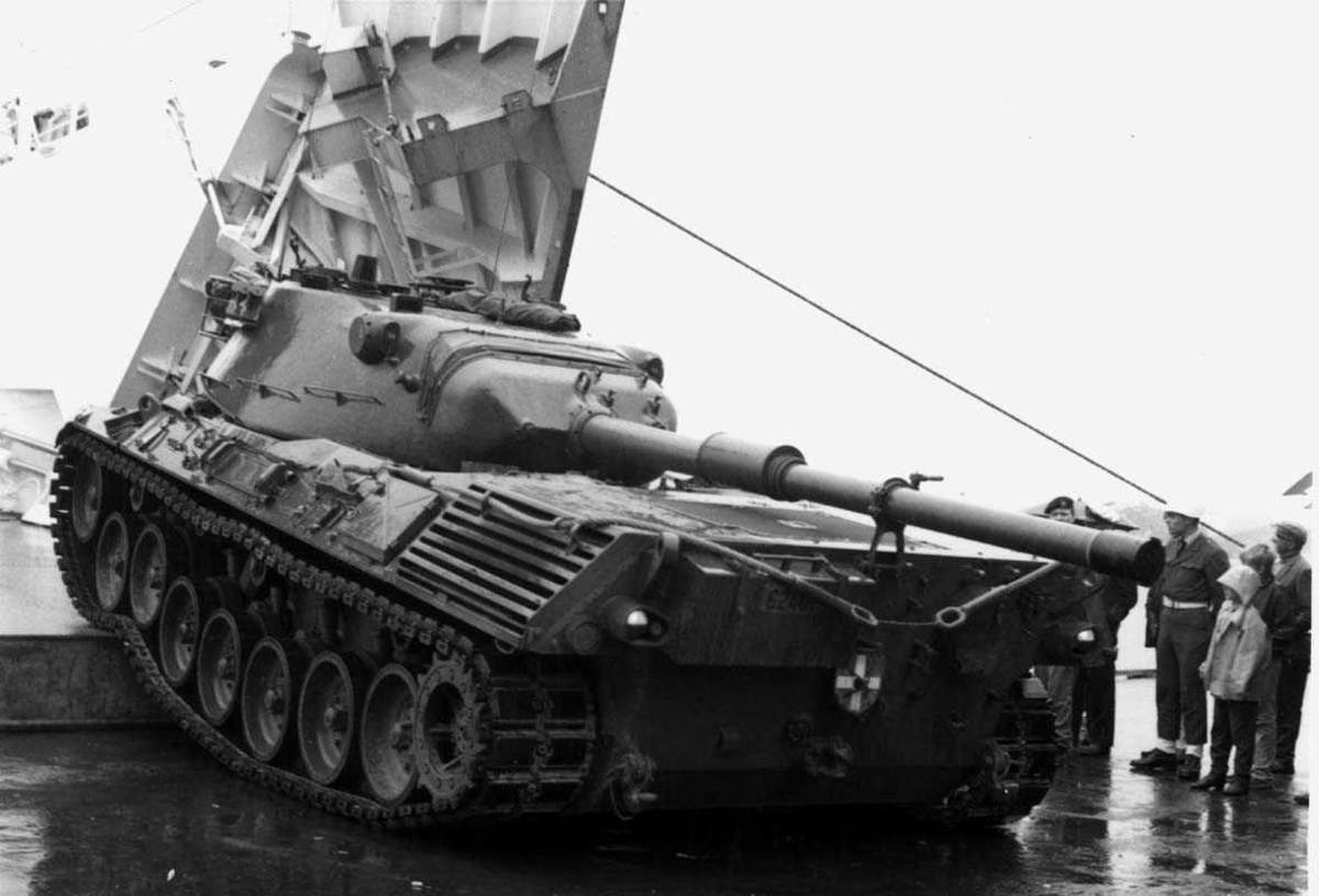 Stridsvogn "Leopard" ankommer til Bodø. - Norsk Luftfartsmuseum ...