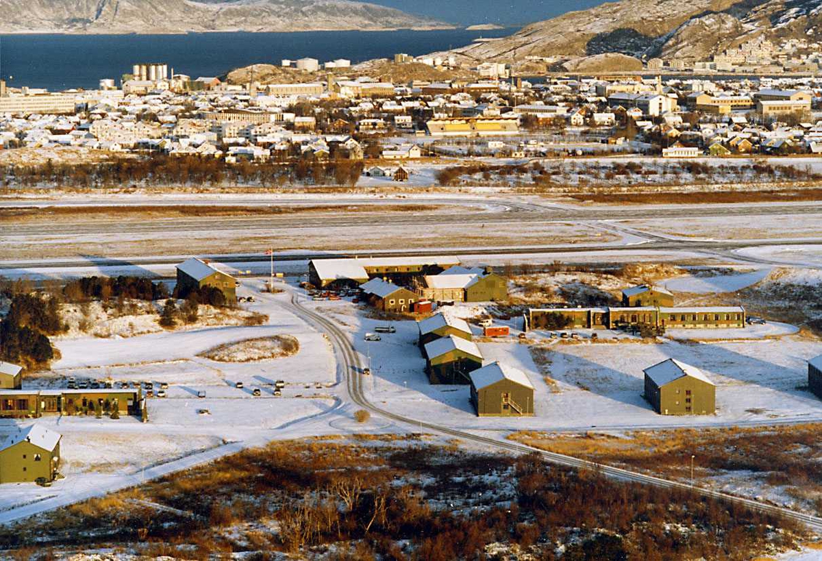 Luftfoto. Bygninger Bodø hovedflystasjon, deler av byen i bakgr ...