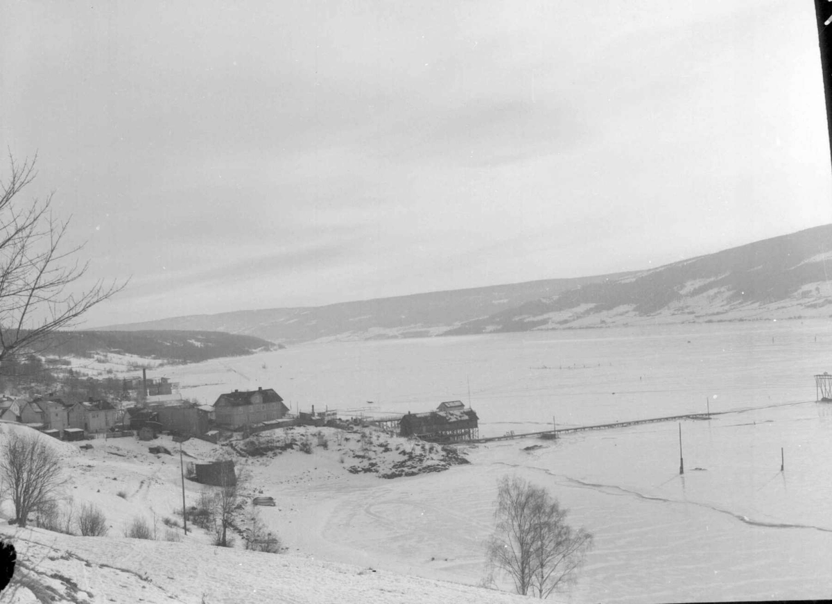 Vingnesbrua under bygging. Motiv mot Vingnes, og Lillehammer. Berget ...