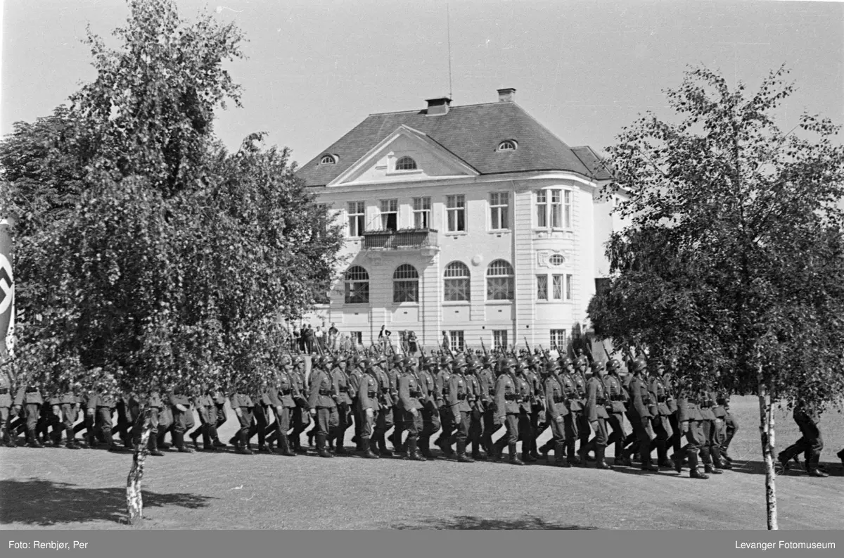 Ansamling av tyske tropper på torget i Levanger. - Levanger Fotomuseum ...