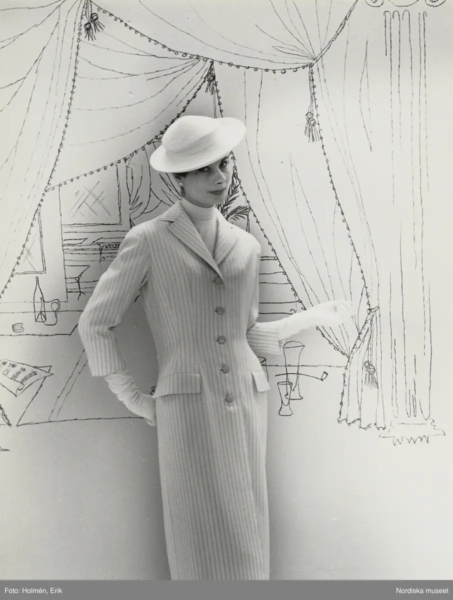 Modell i vitrandig kappa, hatt och handskar. Tecknad bakgrund. Original ...