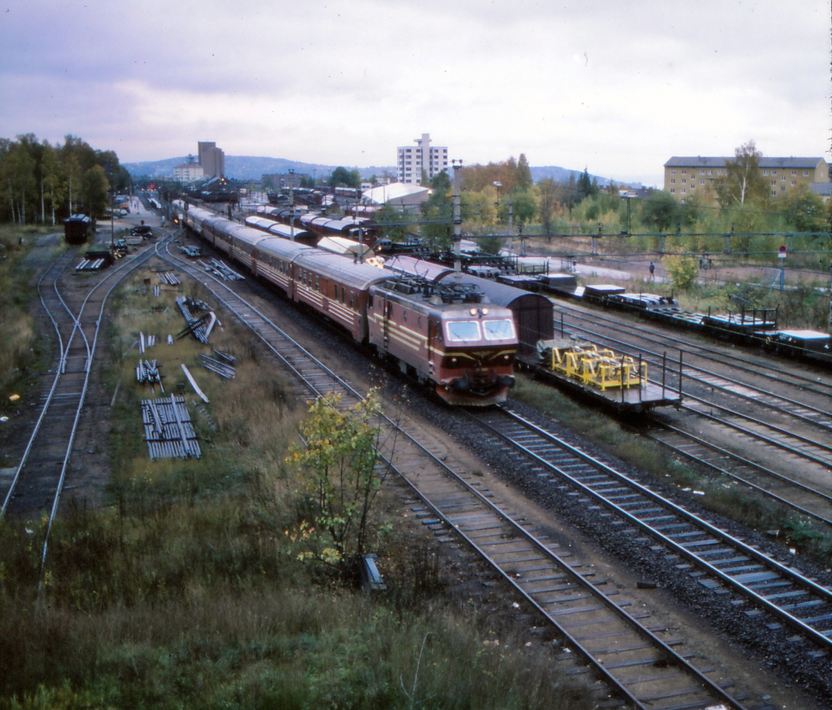 NSB ekspresstog 63 "Bergensekspressen" passerer Grefsen stasjon ...