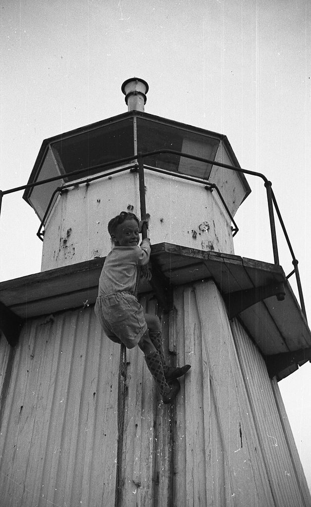 Haugnes, sommerkveld. Ivar Fredrik Sundstrøm entrer Haugnes Lykt ...