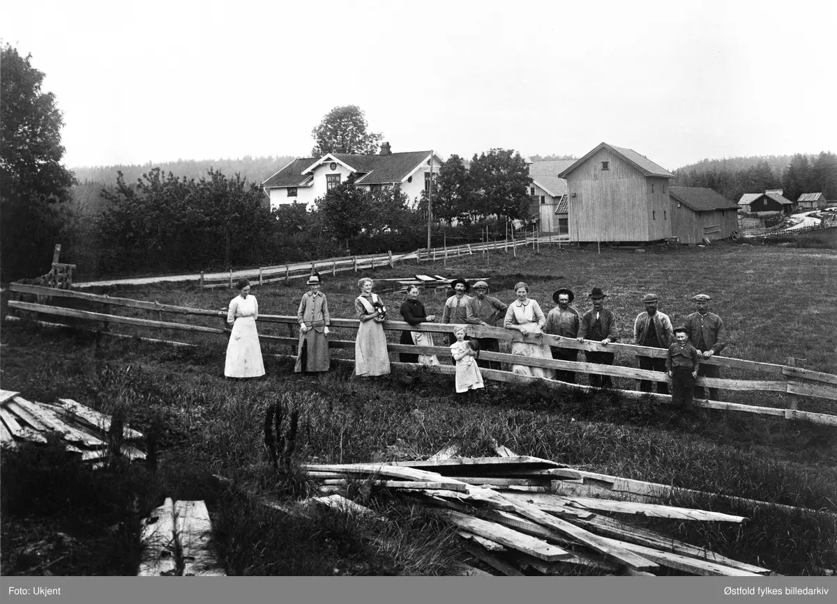 Nordre Mørk i Spydeberg ca. 1910. Fotografen står trolig med ryggen mot ...