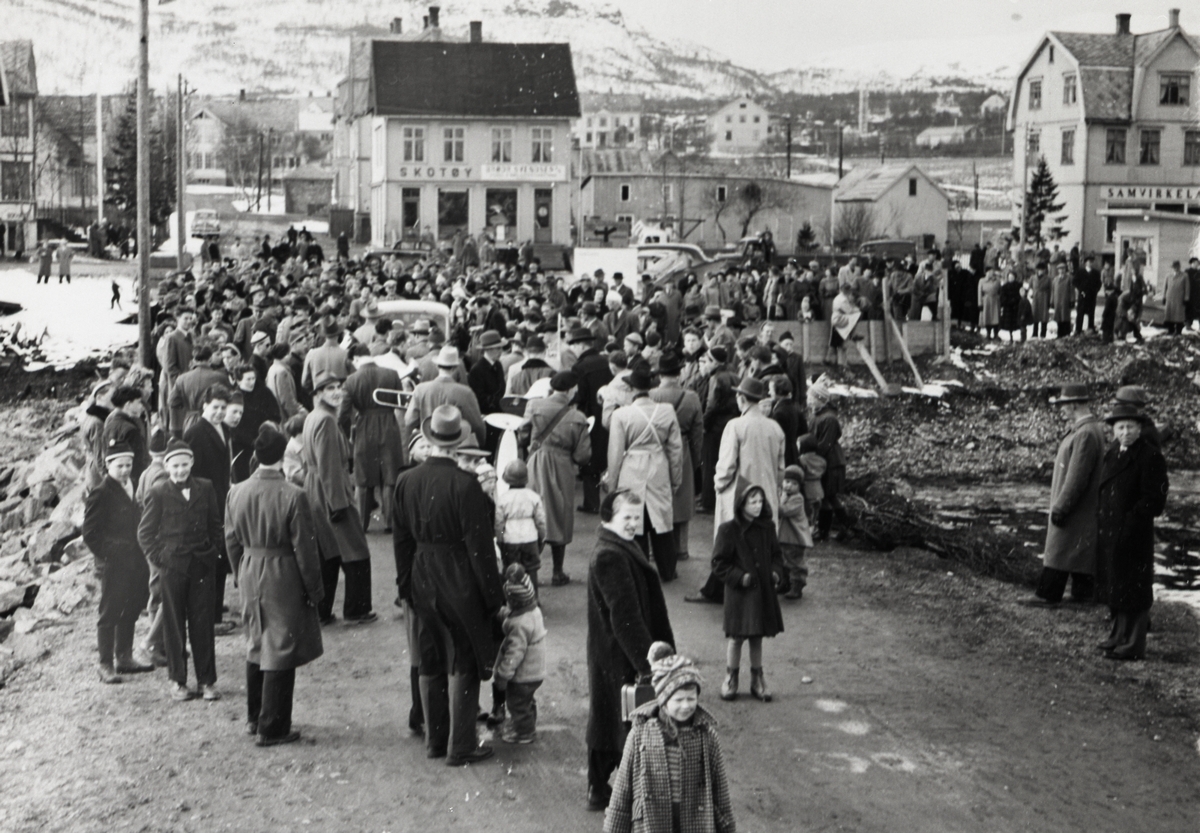 Torget ved fergekaia på Sortland 1954. Sortland Musikkforening kom hjem ...