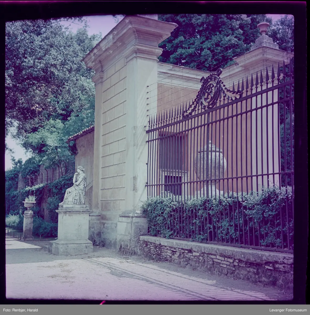 E n port i Roma med skulpturer. - Levanger Fotomuseum / DigitaltMuseum