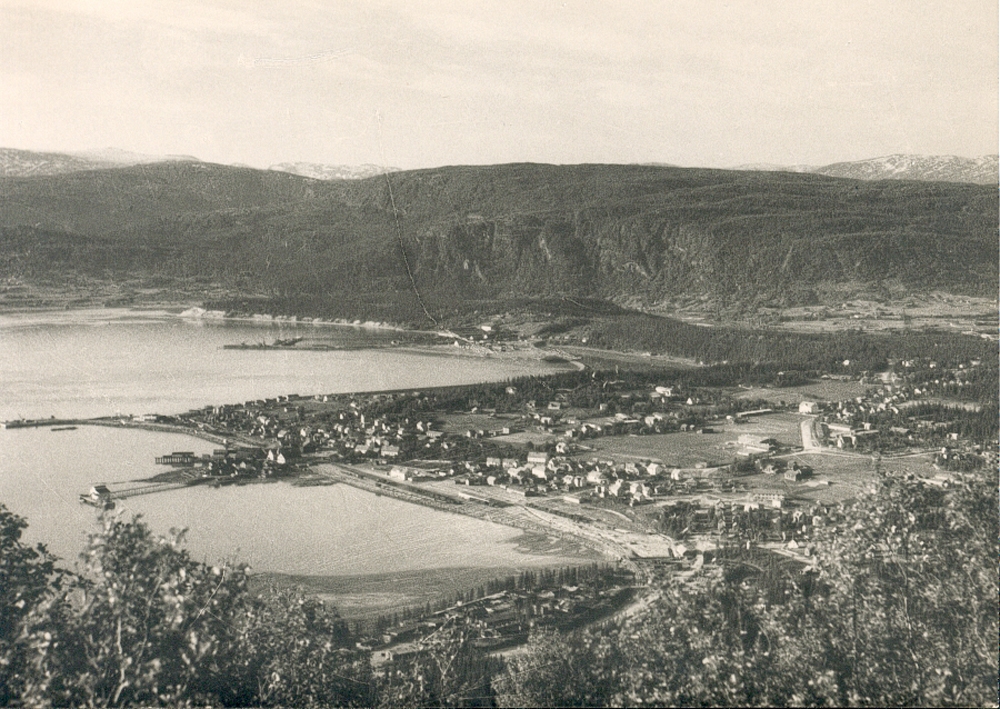 Mo i rana, 1945. Oversiktsbilde tatt fra Mofjellet. - Helgeland Museum ...
