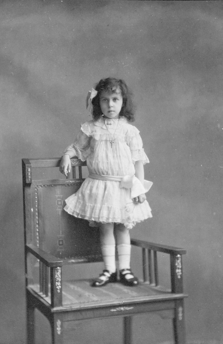 La Bella Ingeborgs och Charles Bazolas dotter Hélenè. Osäkert ...