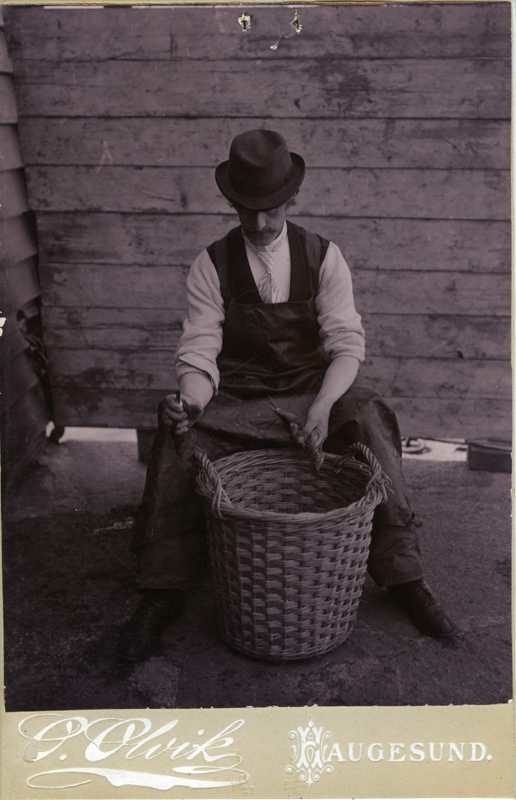 Salting av sild på hollandsk måte. Holde kniv og sild - Norges ...