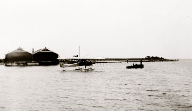 Thulin H. Enoch Thulins militärplan bogseras ut till badhuset där start ...