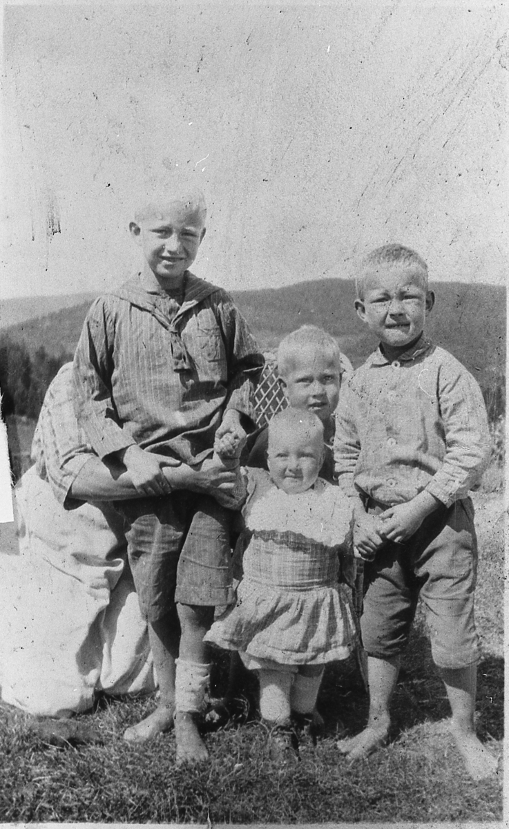 Familiebilde. Asle hagens kone og barn, ca. 1935. - Sigdal Museum ...