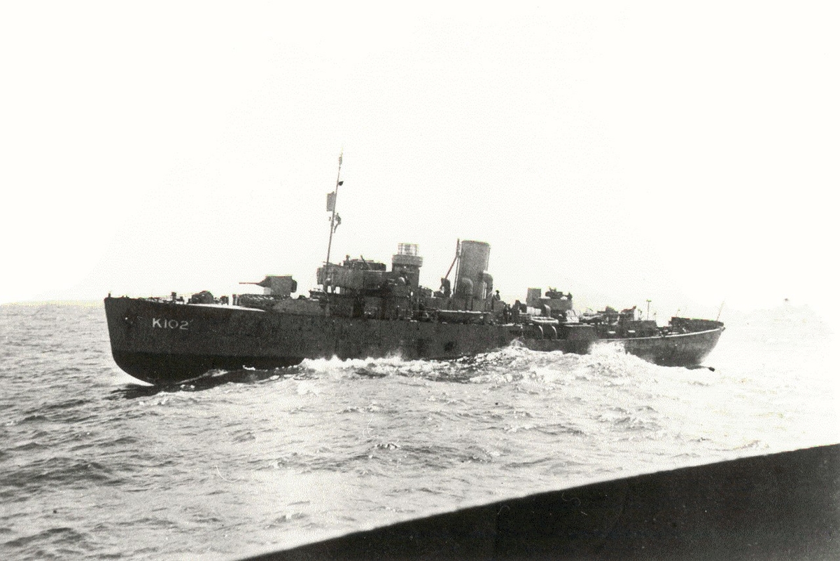 Motiv: Flower-kl. korvett ROSE (K 102) i sjøen. Babord side. Høsten ...