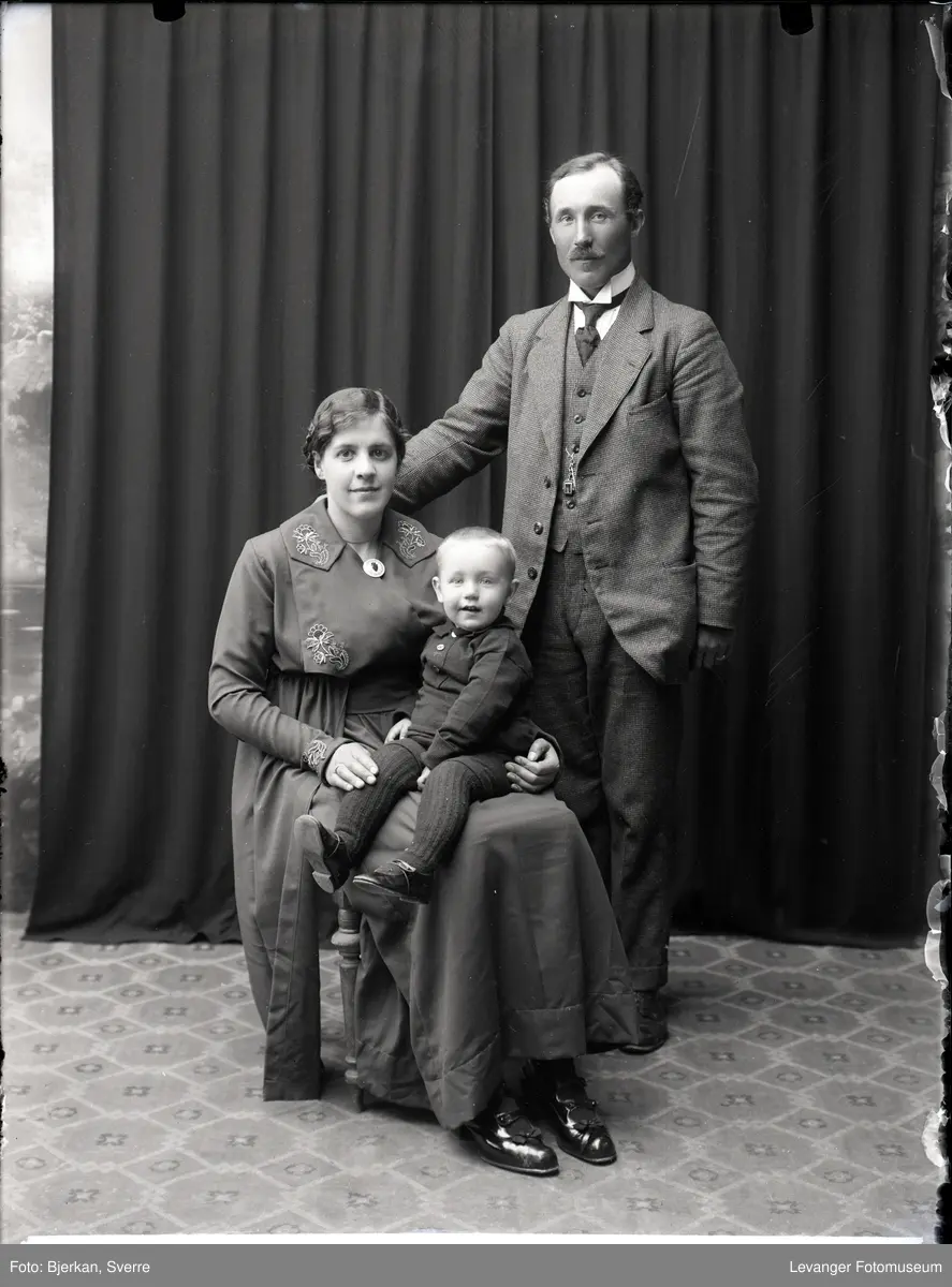 Gruppebilde av familie - Levanger Fotomuseum / DigitaltMuseum