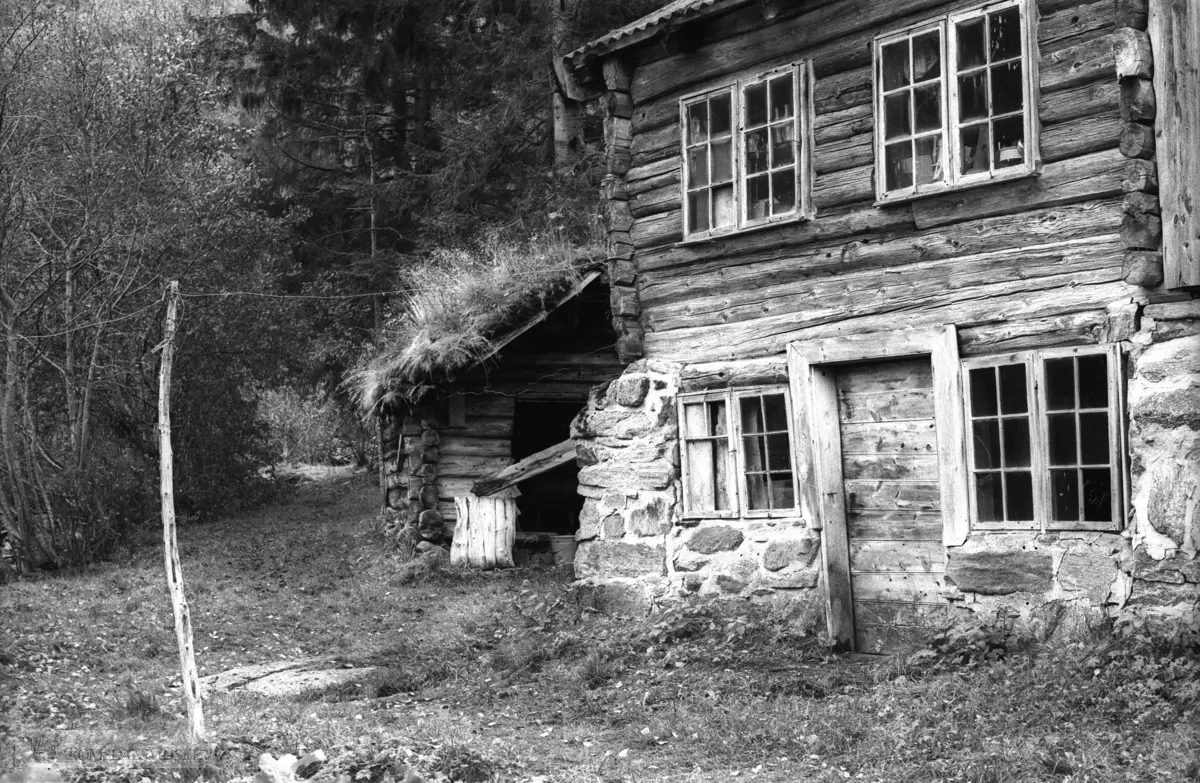 Hos Ola O. Sandnes f.13.05.1931 d.24.11.2022..Smia med eldhuset..(Se ...