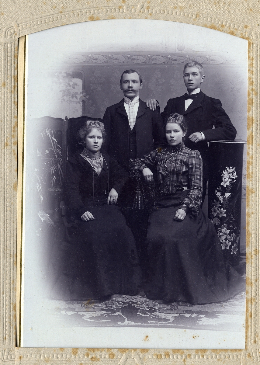 Två Unga Kvinnor Och Två Unga Män Helfigur Ateljéfoto Kulturparken Småland Smålands