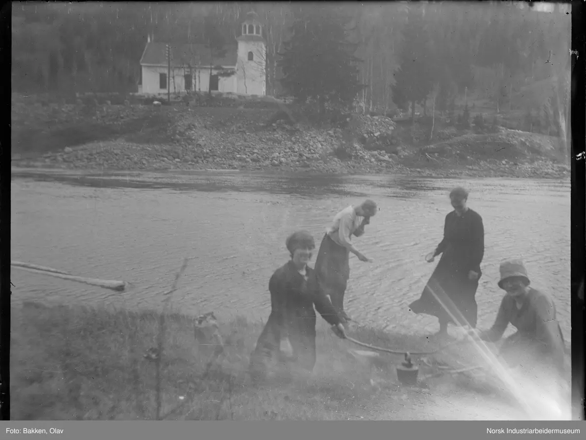 Fire kvinner koker kaffe på bål ved Bakkehølen. Gransherad kirke i ...