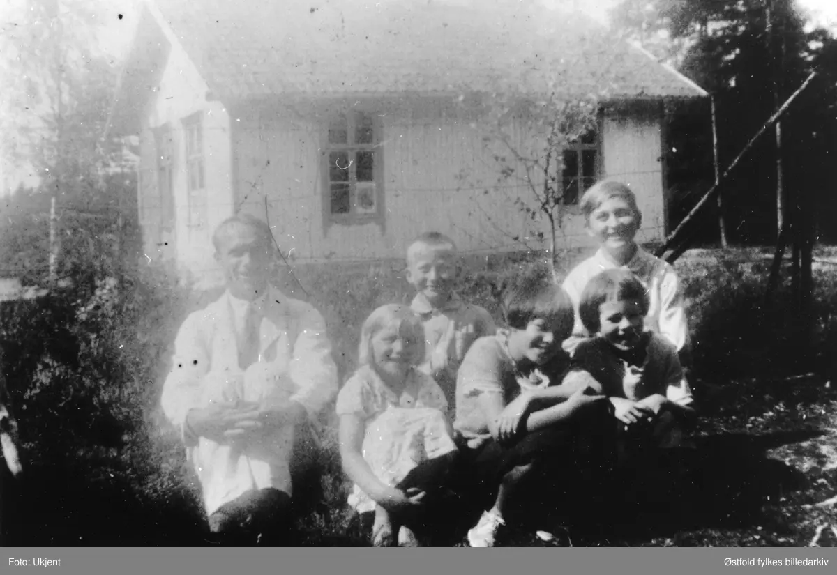 Thorgrimsbo skole i Øymark 1934. Lærer Olav Ulstein med elevene 2.Åse ...